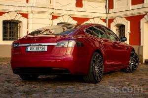 Red Tesla Model S 2017 in Jelgava, with an engine capacity of 0.00 L and mileage of 123 thousand km for 17700 €, photo 7 on AUTOMOTO.COM.LV