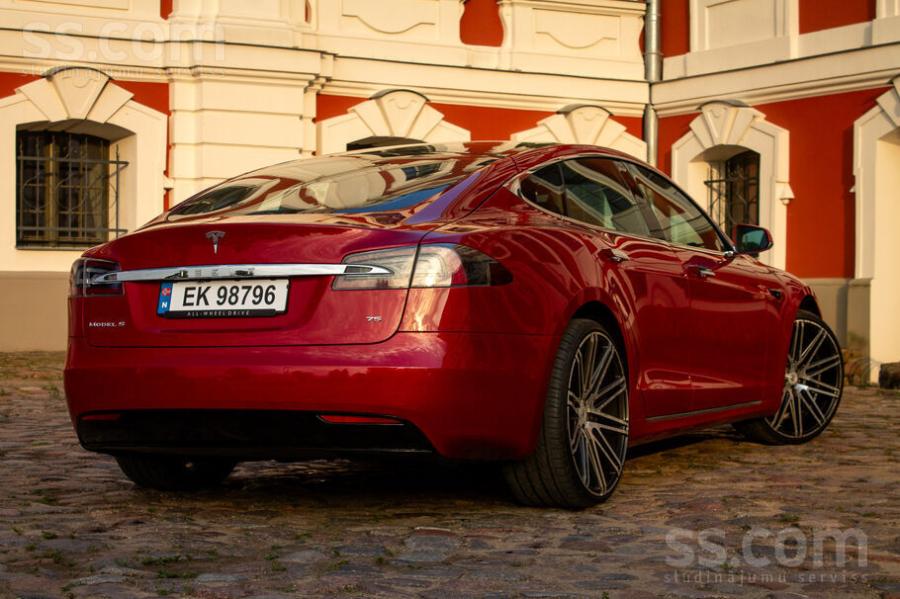 Red Tesla Model S 2017 in Jelgava, with an engine capacity of 0.00 L and mileage of 123 thousand km for 17700 €, photo 7 on AUTOMOTO.COM.LV