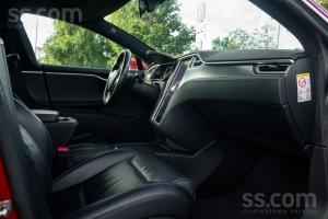 Red Tesla Model S 2017 in Jelgava, with an engine capacity of 0.00 L and mileage of 123 thousand km for 17700 €, photo 8 on AUTOMOTO.COM.LV
