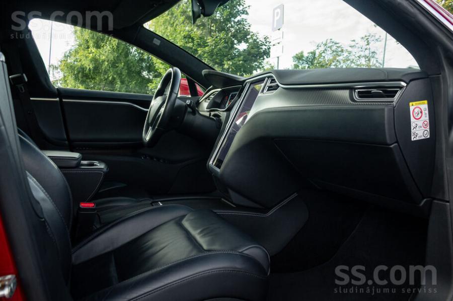 Red Tesla Model S 2017 in Jelgava, with an engine capacity of 0.00 L and mileage of 123 thousand km for 17700 €, photo 8 on AUTOMOTO.COM.LV