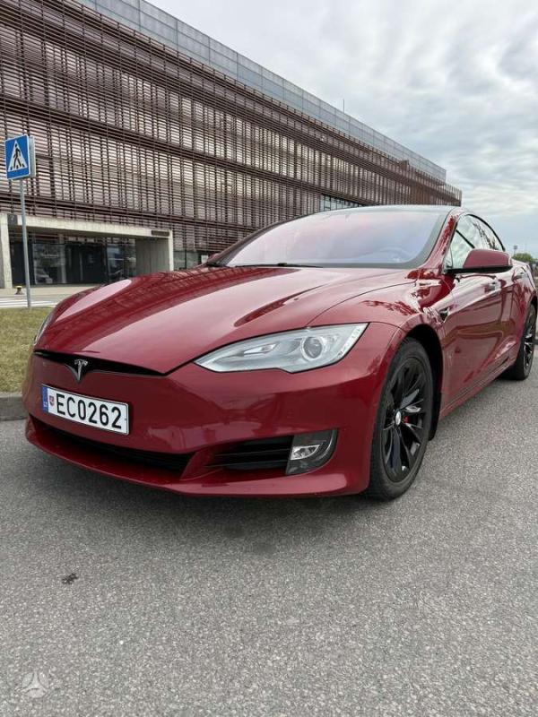 Sarkans Tesla Model S 2017 Klaipėda, ar dzinēja tilpumu 0.00 L un nobraukumu 105 tūkst. km par 21000 €, foto  vietnē AUTOMOTO.COM.LV