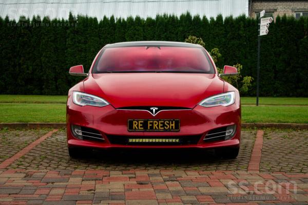Red Tesla Model S 2017 in Jelgava, with an engine capacity of 0.00 L and mileage of 204 thousand km for 17990 €, photo 3 on AUTOMOTO.COM.LV