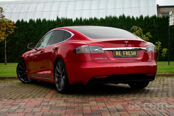 Red Tesla Model S 2017 in Jelgava, with an engine capacity of 0.00 L and mileage of 204 thousand km for 17990 €, photo 6 on AUTOMOTO.COM.LV