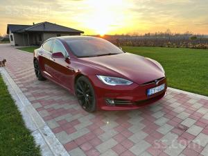 Красный Тесла Модель С 2018 в Рига, объемом двигателя 0.00 л и пробегом 135 тыс. км за 23200 €, фото  на AUTOMOTO.COM.LV
