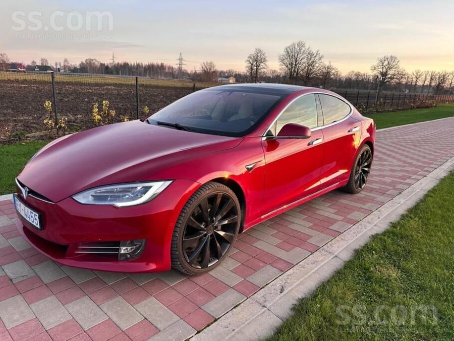 Red Tesla Model S 2018 in Riga, with an engine capacity of 0.00 L and mileage of 135 thousand km for 23200 €, photo 3 on AUTOMOTO.COM.LV