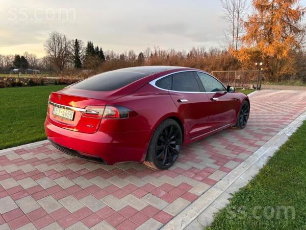 Red Tesla Model S 2018 in Riga, with an engine capacity of 0.00 L and mileage of 135 thousand km for 23200 €, photo 3 on AUTOMOTO.COM.LV