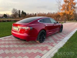 Red Tesla Model S 2018 in Riga, with an engine capacity of 0.00 L and mileage of 135 thousand km for 23200 €, photo 4 on AUTOMOTO.COM.LV