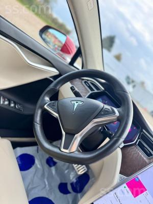 Red Tesla Model S 2018 in Riga, with an engine capacity of 0.00 L and mileage of 135 thousand km for 23200 €, photo 5 on AUTOMOTO.COM.LV