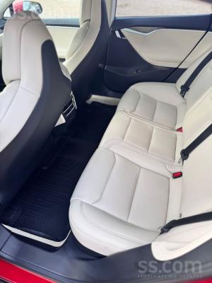 Red Tesla Model S 2018 in Riga, with an engine capacity of 0.00 L and mileage of 135 thousand km for 23200 €, photo 7 on AUTOMOTO.COM.LV
