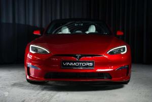 Red Tesla Model S 2023 in Vilnius, with an engine capacity of 0.00 L and mileage of 56 thousand km for 64998 €, photo 3 on AUTOMOTO.COM.LV