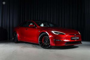 Red Tesla Model S 2023 in Vilnius, with an engine capacity of 0.00 L and mileage of 56 thousand km for 64998 €, photo 4 on AUTOMOTO.COM.LV