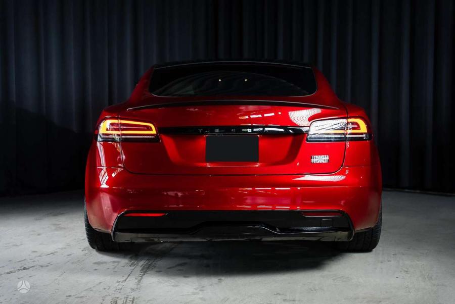 Red Tesla Model S 2023 in Vilnius, with an engine capacity of 0.00 L and mileage of 56 thousand km for 64998 €, photo 6 on AUTOMOTO.COM.LV