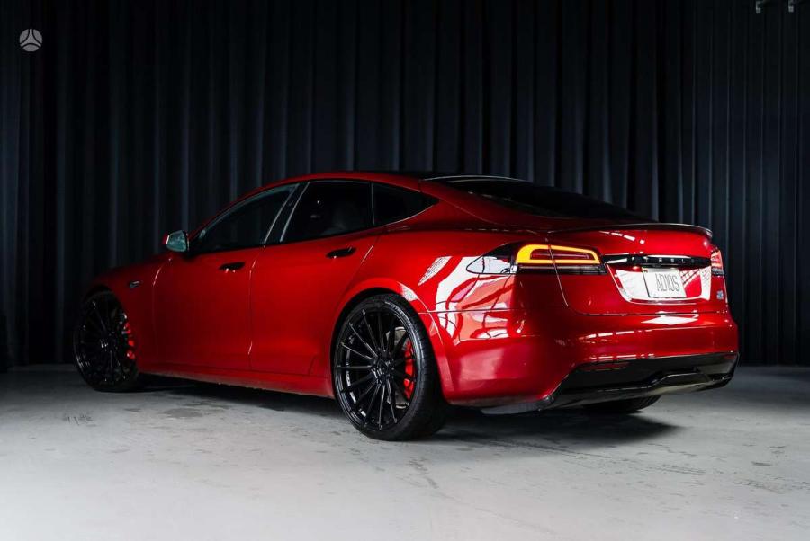 Red Tesla Model S 2023 in Vilnius, with an engine capacity of 0.00 L and mileage of 56 thousand km for 64998 €, photo 7 on AUTOMOTO.COM.LV