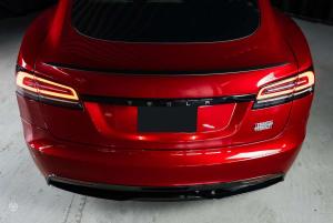 Red Tesla Model S 2023 in Vilnius, with an engine capacity of 0.00 L and mileage of 56 thousand km for 64998 €, photo 8 on AUTOMOTO.COM.LV