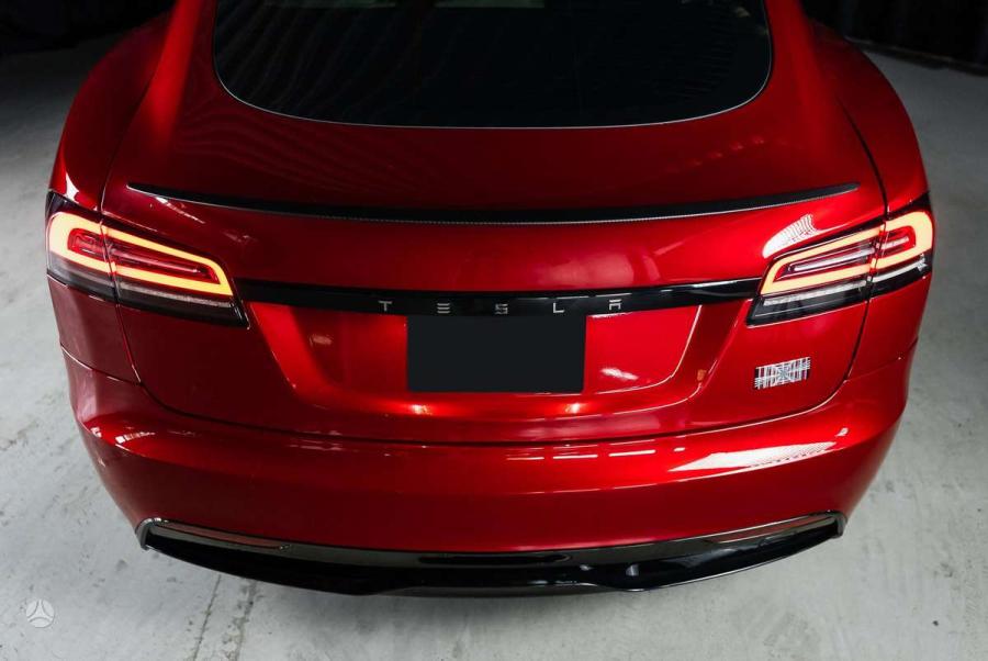 Red Tesla Model S 2023 in Vilnius, with an engine capacity of 0.00 L and mileage of 56 thousand km for 64998 €, photo 8 on AUTOMOTO.COM.LV
