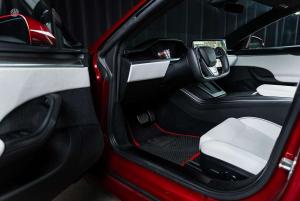 Red Tesla Model S 2023 in Vilnius, with an engine capacity of 0.00 L and mileage of 56 thousand km for 64998 €, photo 13 on AUTOMOTO.COM.LV