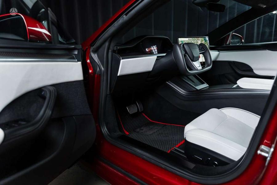 Red Tesla Model S 2023 in Vilnius, with an engine capacity of 0.00 L and mileage of 56 thousand km for 64998 €, photo 13 on AUTOMOTO.COM.LV