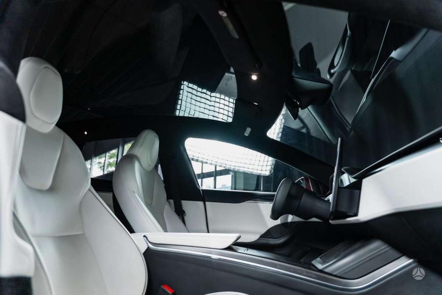 Red Tesla Model S 2023 in Vilnius, with an engine capacity of 0.00 L and mileage of 56 thousand km for 64998 €, photo 25 on AUTOMOTO.COM.LV
