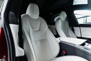 Red Tesla Model S 2023 in Vilnius, with an engine capacity of 0.00 L and mileage of 56 thousand km for 64998 €, photo 27 on AUTOMOTO.COM.LV