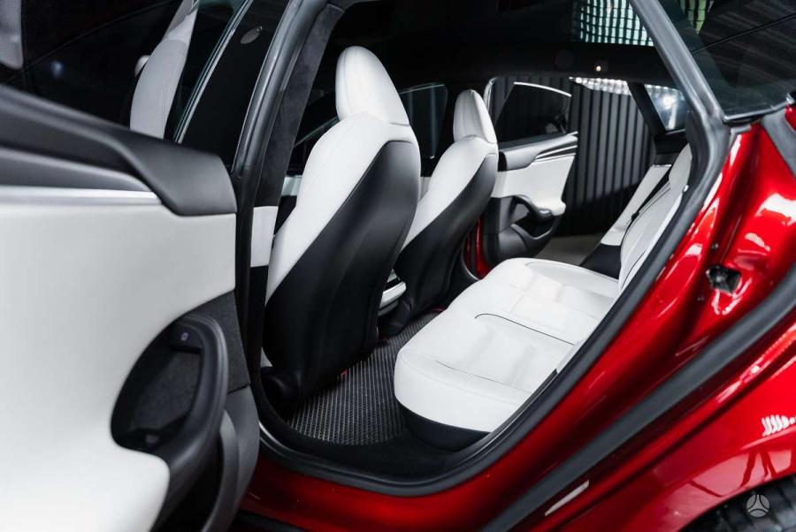 Red Tesla Model S 2023 in Vilnius, with an engine capacity of 0.00 L and mileage of 56 thousand km for 64998 €, photo 30 on AUTOMOTO.COM.LV
