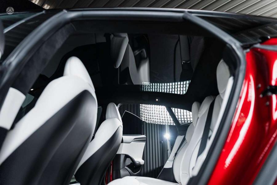 Red Tesla Model S 2023 in Vilnius, with an engine capacity of 0.00 L and mileage of 56 thousand km for 64998 €, photo 31 on AUTOMOTO.COM.LV
