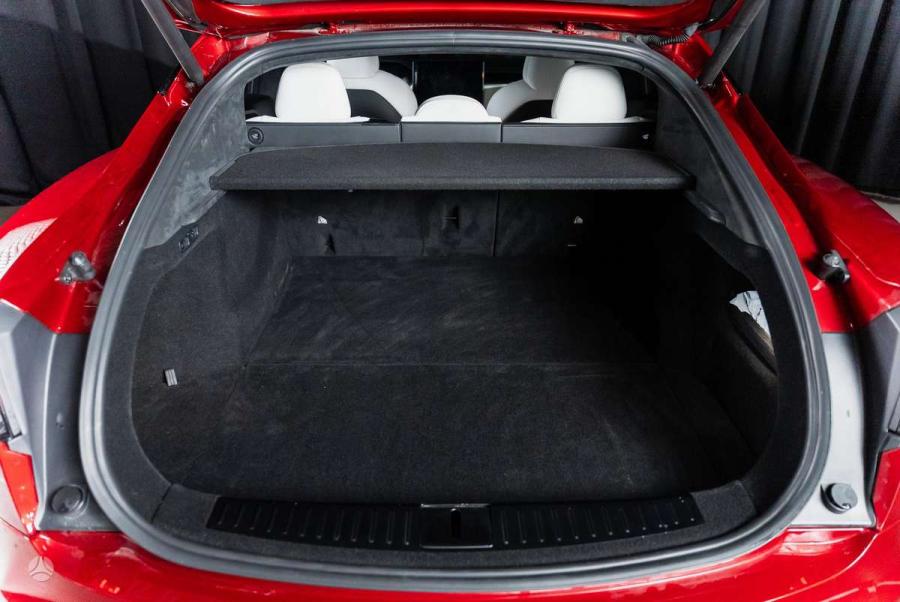Red Tesla Model S 2023 in Vilnius, with an engine capacity of 0.00 L and mileage of 56 thousand km for 64998 €, photo 32 on AUTOMOTO.COM.LV