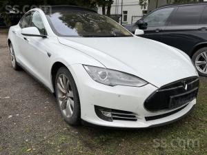 Balts Tesla Model S 2013 Rīga, ar dzinēja tilpumu 0.00 L un nobraukumu 198 tūkst. km par 10500 €, foto  vietnē AUTOMOTO.COM.LV