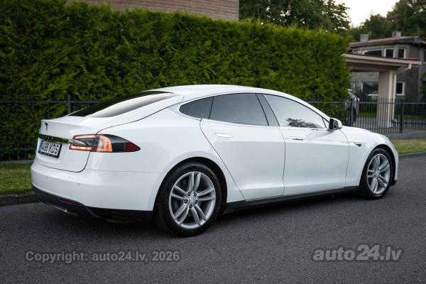 White Tesla Model S 2014 in Tallinn, with an engine capacity of 0.00 L and mileage of 344 thousand km for 11900 €, photo 8 on AUTOMOTO.COM.LV
