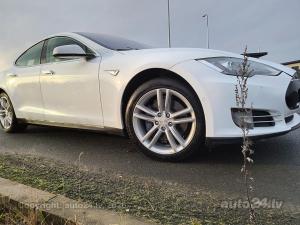 White Tesla Model S 2015 in Tallinn, with an engine capacity of 0.00 L and mileage of 400 thousand km for 17700 €, photo  on AUTOMOTO.COM.LV