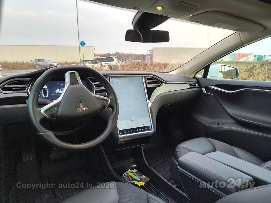 White Tesla Model S 2015 in Tallinn, with an engine capacity of 0.00 L and mileage of 400 thousand km for 17700 €, photo 3 on AUTOMOTO.COM.LV