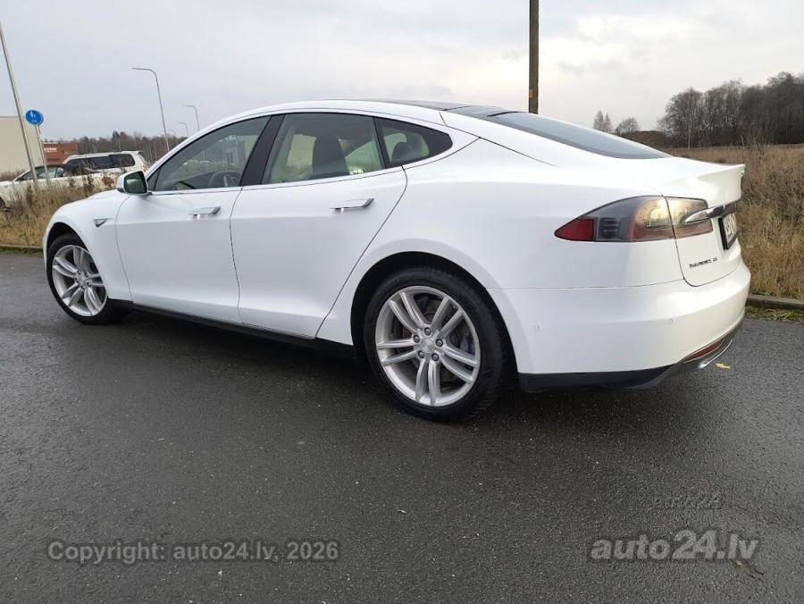 White Tesla Model S 2015 in Tallinn, with an engine capacity of 0.00 L and mileage of 400 thousand km for 17700 €, photo 6 on AUTOMOTO.COM.LV