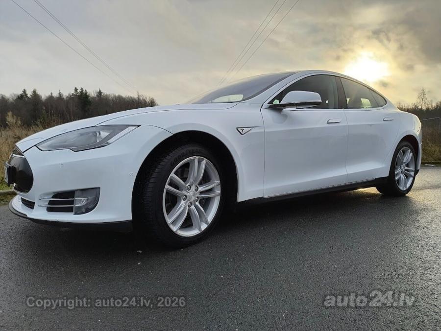 White Tesla Model S 2015 in Tallinn, with an engine capacity of 0.00 L and mileage of 400 thousand km for 17700 €, photo 7 on AUTOMOTO.COM.LV