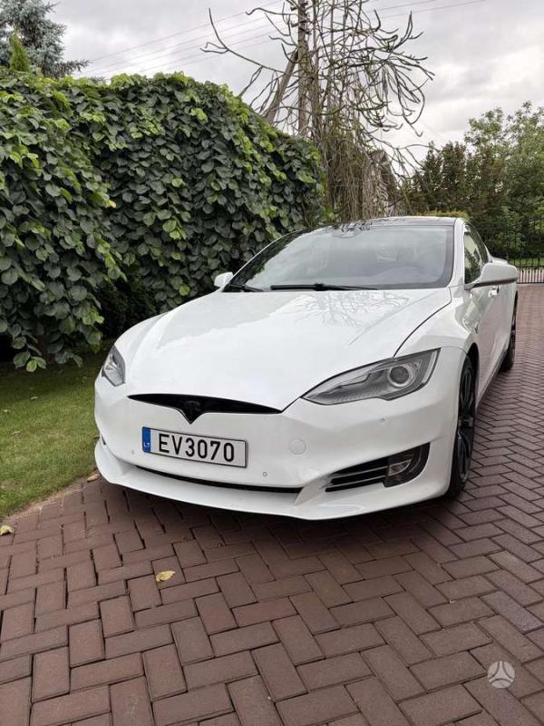 White Tesla Model S 2015 in Kaunas, with an engine capacity of 0.00 L and mileage of 172 thousand km for 12500 €, photo 1 on AUTOMOTO.COM.LV