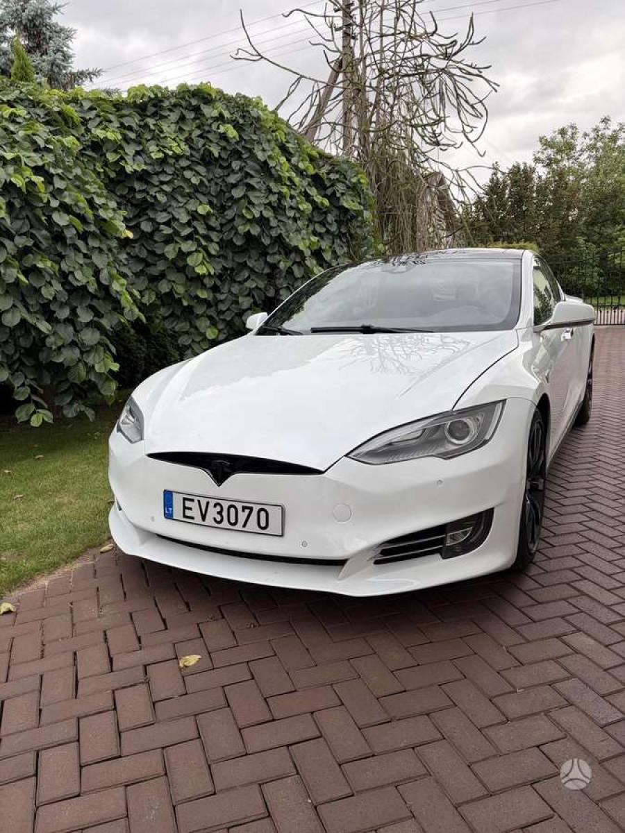 White Tesla Model S 2015 in Kaunas, with an engine capacity of 0.00 L and mileage of 172 thousand km for 12500 €, photo 1 on AUTOMOTO.COM.LV