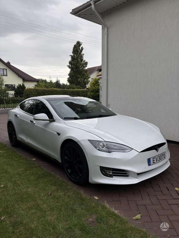 White Tesla Model S 2015 in Kaunas, with an engine capacity of 0.00 L and mileage of 172 thousand km for 12500 €, photo 2 on AUTOMOTO.COM.LV