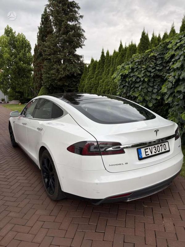 White Tesla Model S 2015 in Kaunas, with an engine capacity of 0.00 L and mileage of 172 thousand km for 12500 €, photo 3 on AUTOMOTO.COM.LV