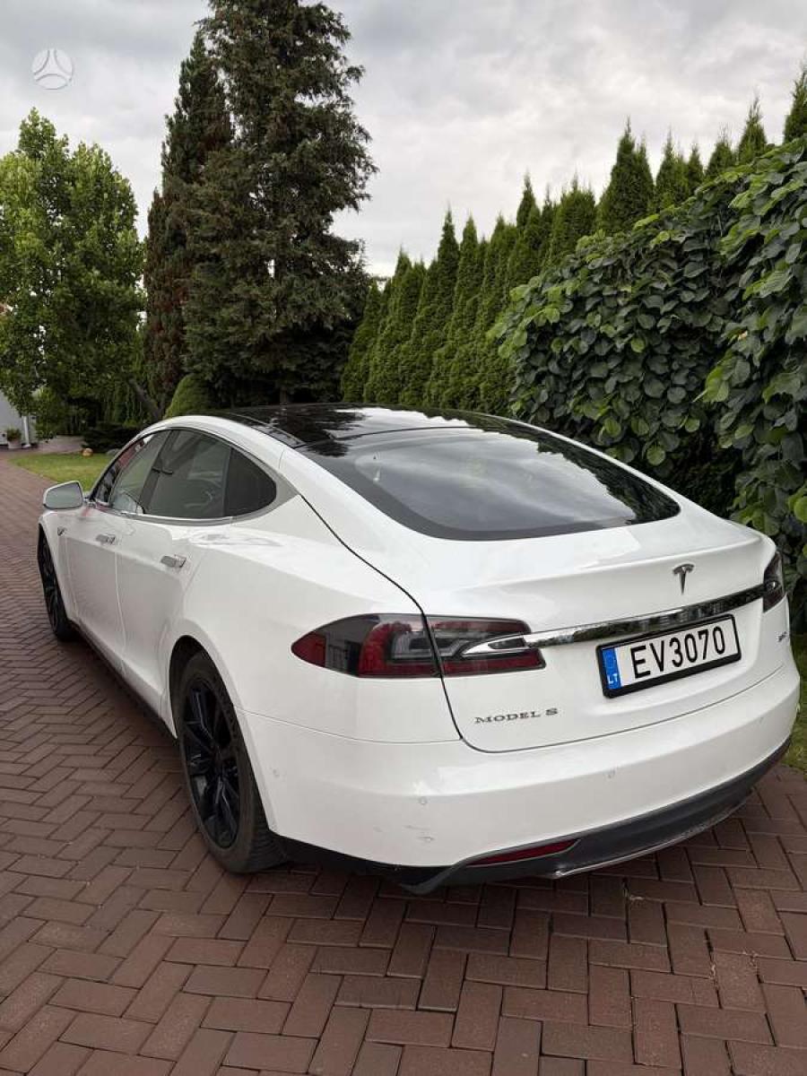 White Tesla Model S 2015 in Kaunas, with an engine capacity of 0.00 L and mileage of 172 thousand km for 12500 €, photo 4 on AUTOMOTO.COM.LV