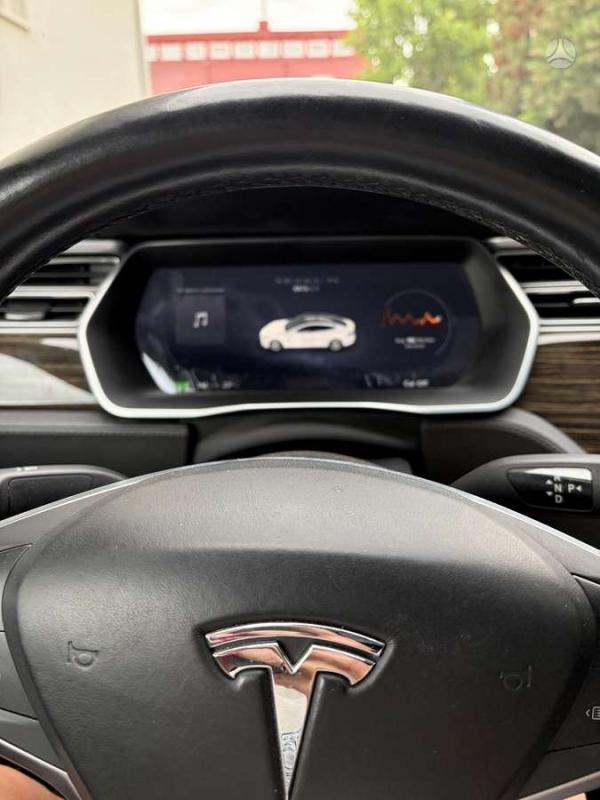 White Tesla Model S 2015 in Kaunas, with an engine capacity of 0.00 L and mileage of 172 thousand km for 12500 €, photo 4 on AUTOMOTO.COM.LV