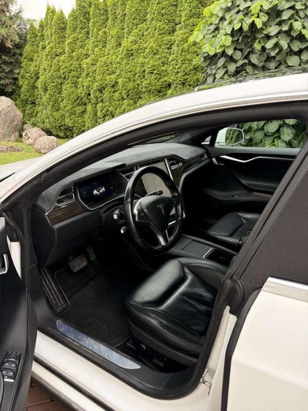 White Tesla Model S 2015 in Kaunas, with an engine capacity of 0.00 L and mileage of 172 thousand km for 12500 €, photo 5 on AUTOMOTO.COM.LV