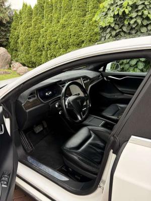 White Tesla Model S 2015 in Kaunas, with an engine capacity of 0.00 L and mileage of 172 thousand km for 12500 €, photo 6 on AUTOMOTO.COM.LV