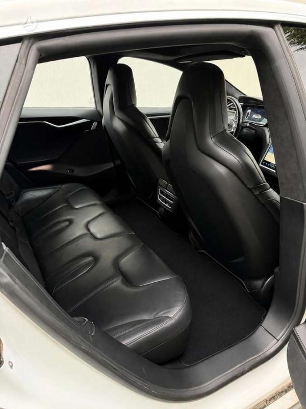 White Tesla Model S 2015 in Kaunas, with an engine capacity of 0.00 L and mileage of 172 thousand km for 12500 €, photo 6 on AUTOMOTO.COM.LV