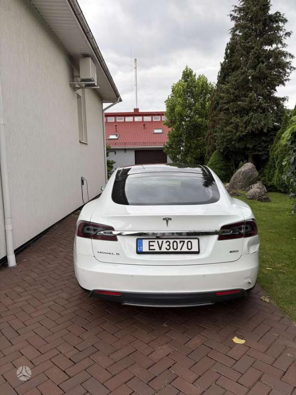 White Tesla Model S 2015 in Kaunas, with an engine capacity of 0.00 L and mileage of 172 thousand km for 12500 €, photo 7 on AUTOMOTO.COM.LV
