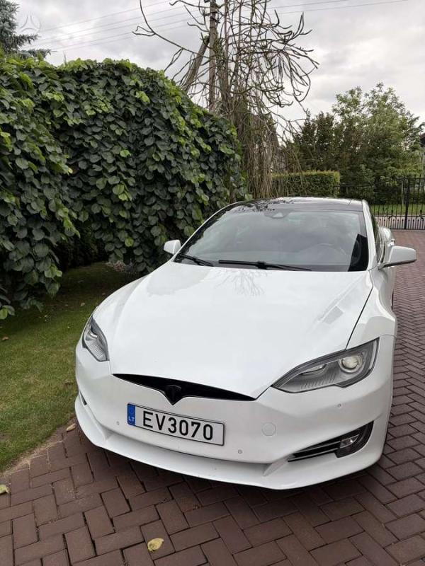 White Tesla Model S 2015 in Kaunas, with an engine capacity of 0.00 L and mileage of 172 thousand km for 12500 €, photo 8 on AUTOMOTO.COM.LV