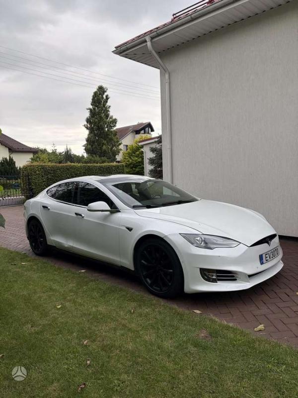 White Tesla Model S 2015 in Kaunas, with an engine capacity of 0.00 L and mileage of 172 thousand km for 12500 €, photo 9 on AUTOMOTO.COM.LV