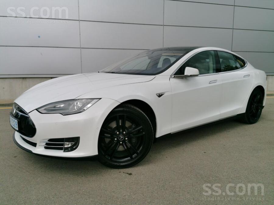 White Tesla Model S 2015 in Riga, with an engine capacity of 0.00 L and mileage of 114 thousand km for 18150 €, photo 3 on AUTOMOTO.COM.LV