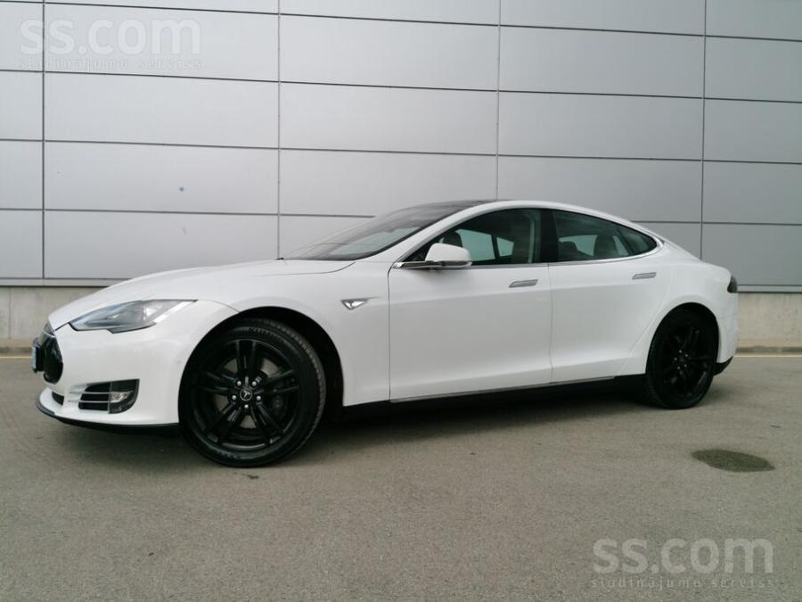 White Tesla Model S 2015 in Riga, with an engine capacity of 0.00 L and mileage of 114 thousand km for 18150 €, photo 4 on AUTOMOTO.COM.LV