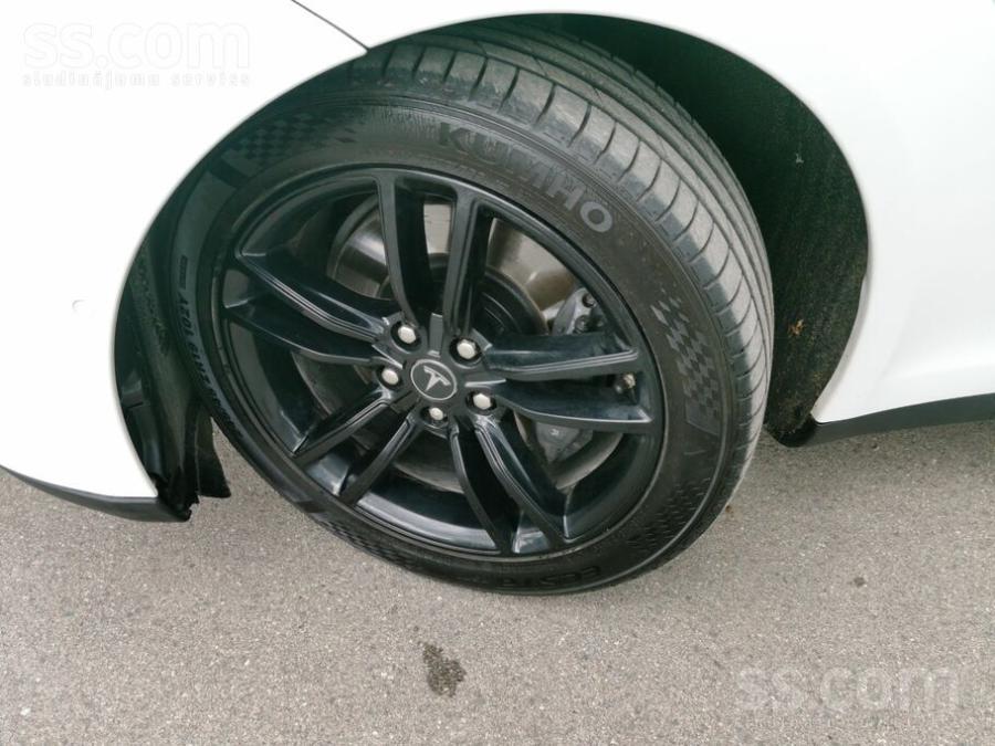 White Tesla Model S 2015 in Riga, with an engine capacity of 0.00 L and mileage of 114 thousand km for 18150 €, photo 5 on AUTOMOTO.COM.LV
