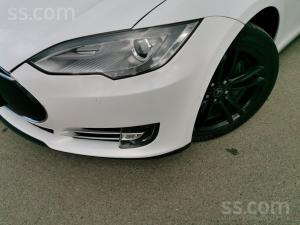 White Tesla Model S 2015 in Riga, with an engine capacity of 0.00 L and mileage of 114 thousand km for 18150 €, photo 6 on AUTOMOTO.COM.LV