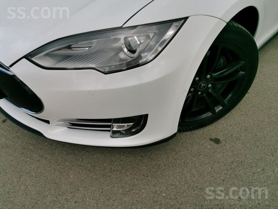 White Tesla Model S 2015 in Riga, with an engine capacity of 0.00 L and mileage of 114 thousand km for 18150 €, photo 6 on AUTOMOTO.COM.LV