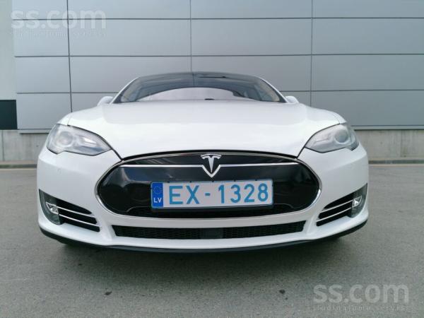 Белый Тесла Модель С 2015 в Рига, объемом двигателя 0.00 л и пробегом 114 тыс. км за 18150 €, фото 9 на AUTOMOTO.COM.LV
